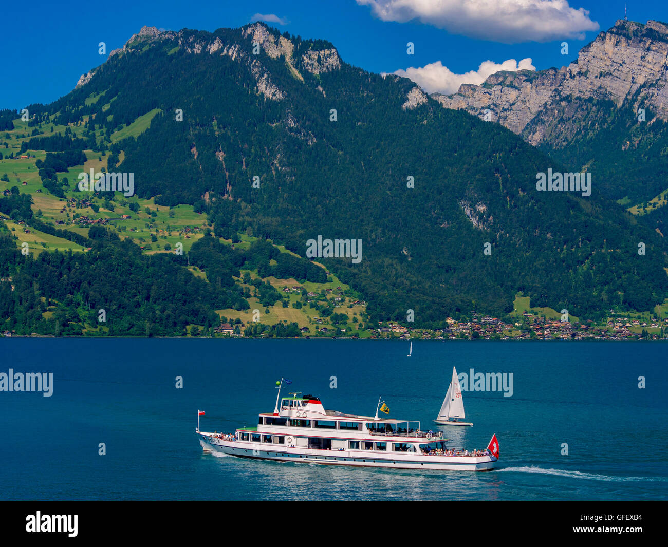 Ausflugsboot auf dem thunersee -Fotos und -Bildmaterial in hoher ...