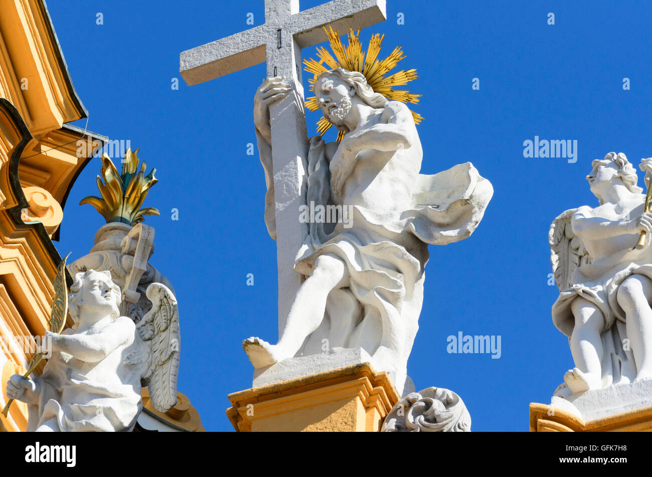 Melk: Melk Abbey Kloster: Turm der Kirche und monumentale Statue des auferstandenen Christus ...