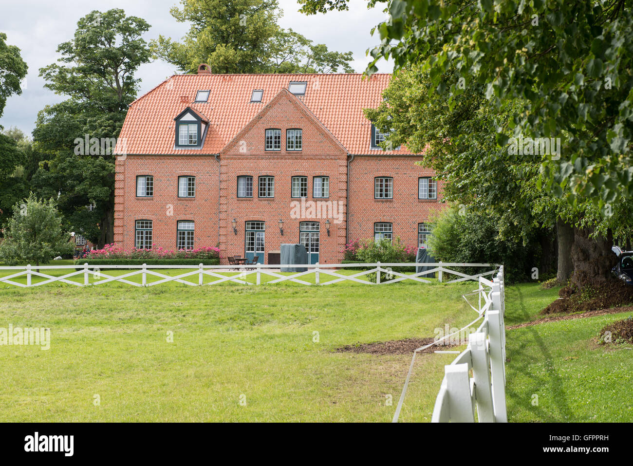 Roter backsteinzaun -Fotos und -Bildmaterial in hoher Auflösung – Alamy