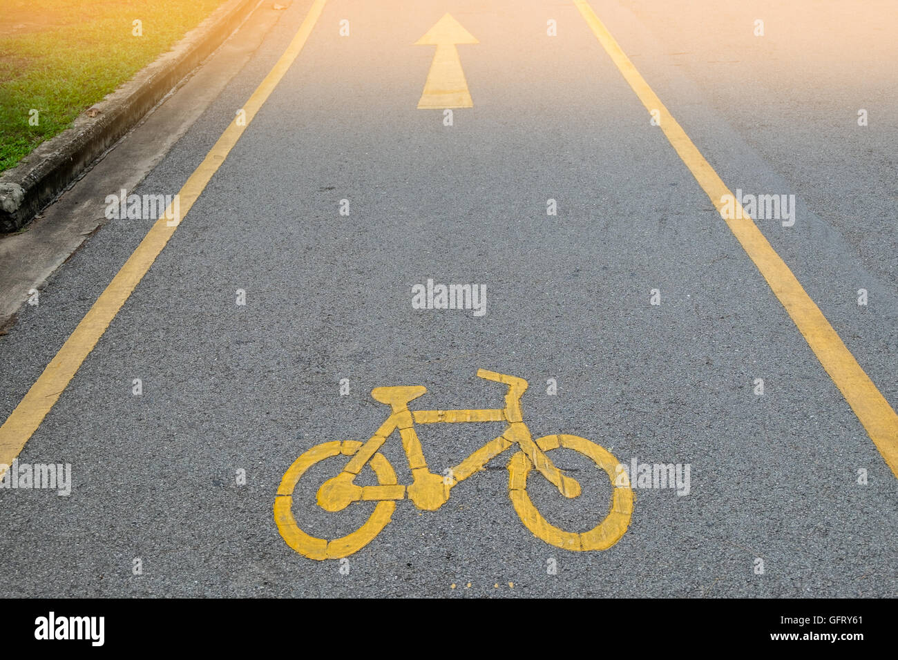 Radweg-Schild auf der Straße Stockfotografie - Alamy