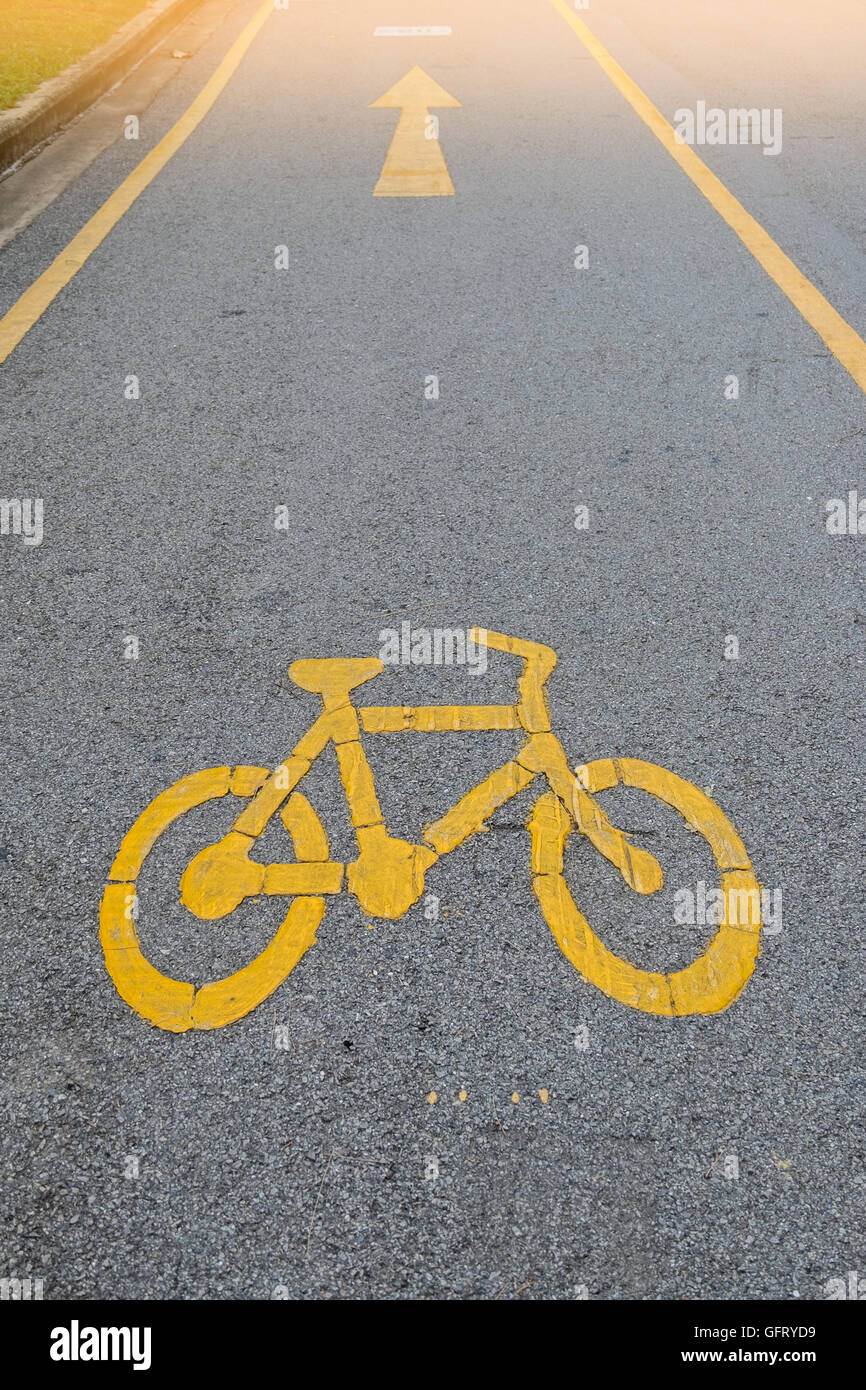 Radweg-Schild auf der Straße Stockfotografie - Alamy