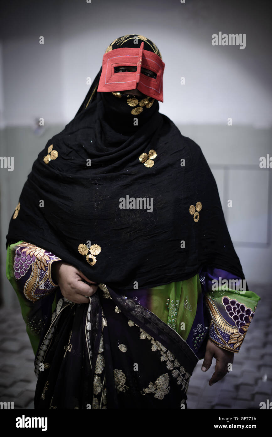 Lokale Frau posiert mit ihrem traditionellen Hand gemacht Kleidung und ...