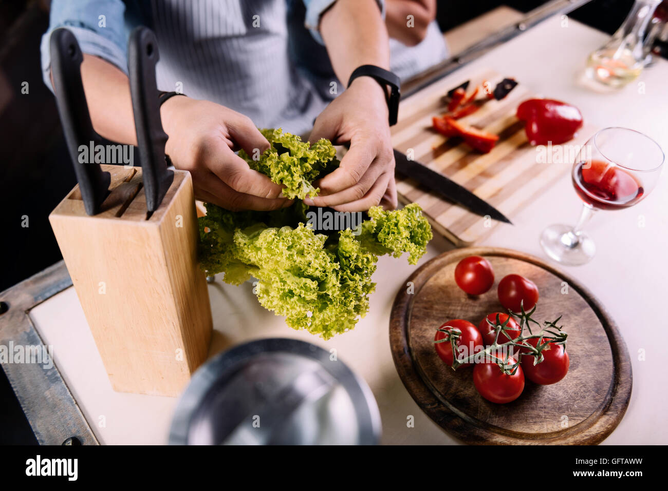 Nimm salat -Fotos und -Bildmaterial in hoher Auflösung – Alamy