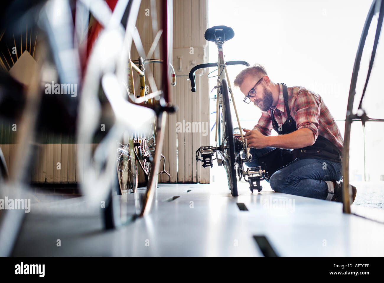 Fahrrad reperatur -Fotos und -Bildmaterial in hoher Auflösung – Alamy