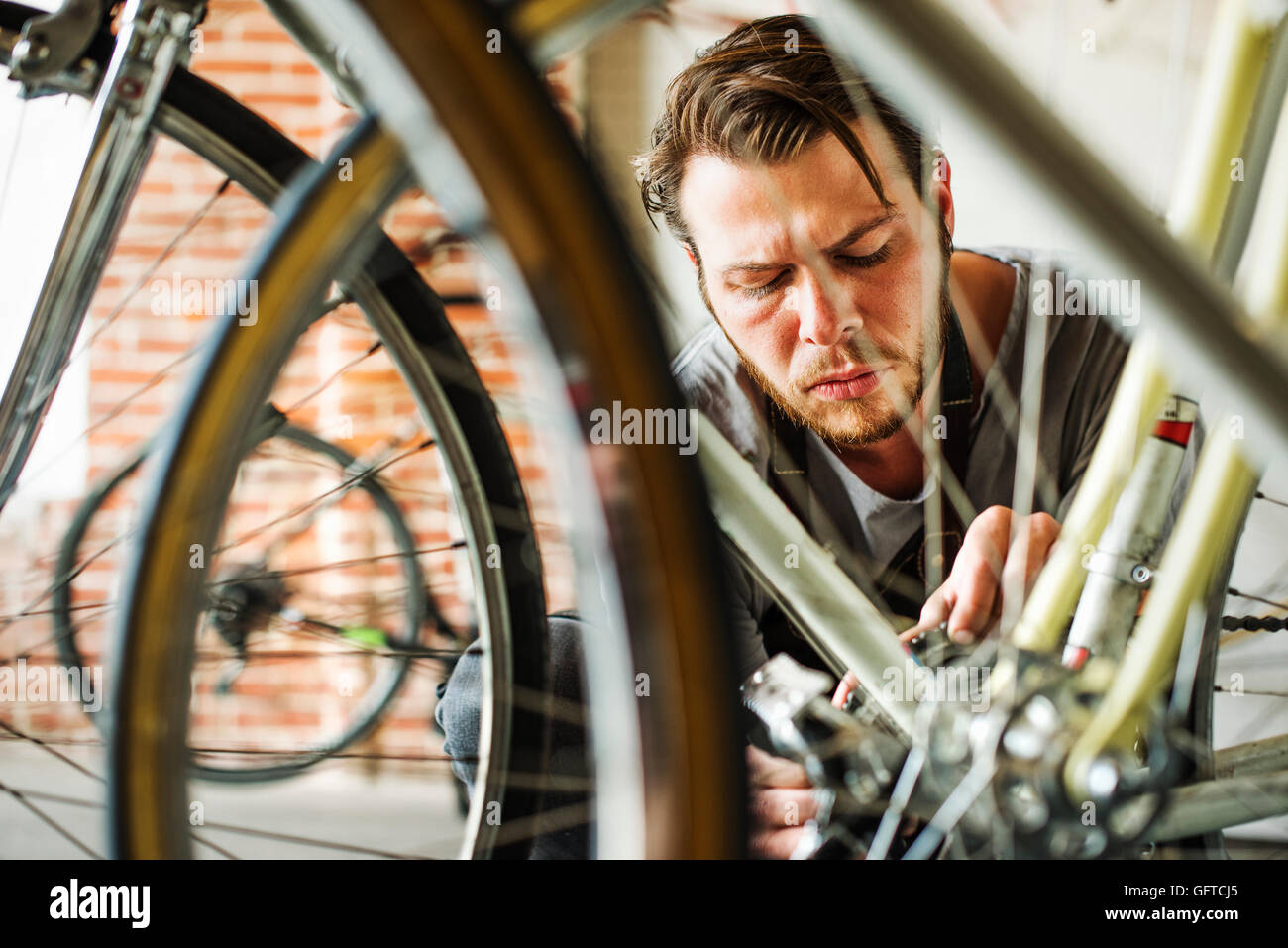 Ein Mann, der arbeitet in einer Fahrradwerkstatt Stockfotografie - Alamy
