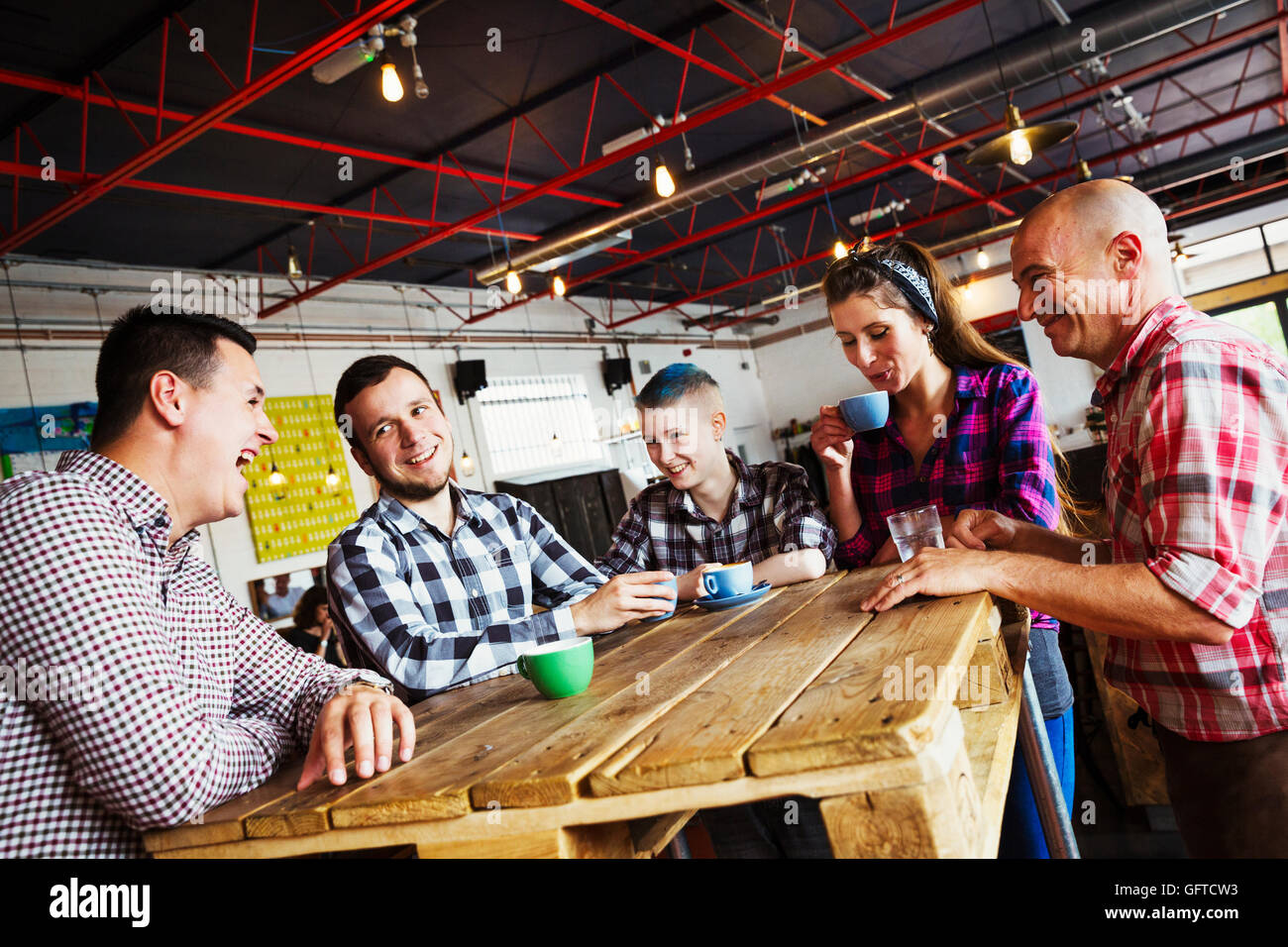 Menschen sitzen um den tisch -Fotos und -Bildmaterial in hoher ...