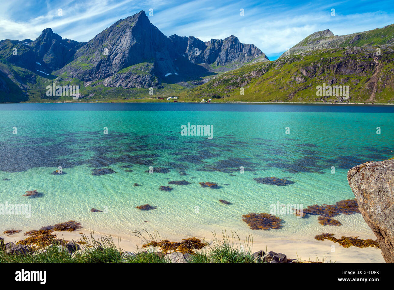 Strand und Berge in der Nähe von Ramberg, Lofoten Norwegen ...