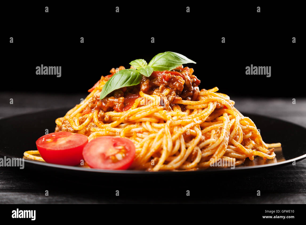 Teller mit spaghetti bolognese -Fotos und -Bildmaterial in hoher ...