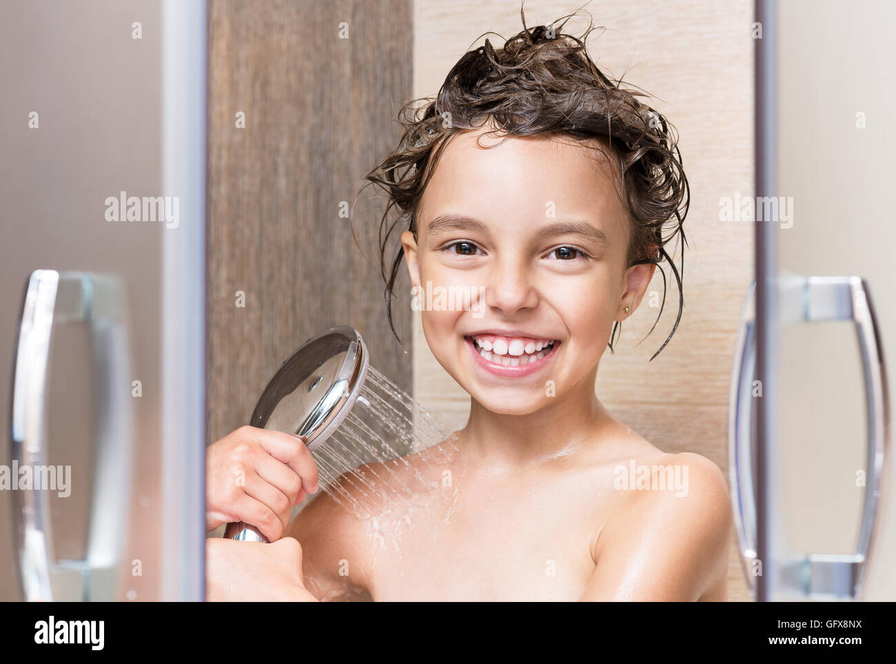 Mädchen Badezimmer Badewanne Dusche Fotos Und Bildmaterial In Hoher