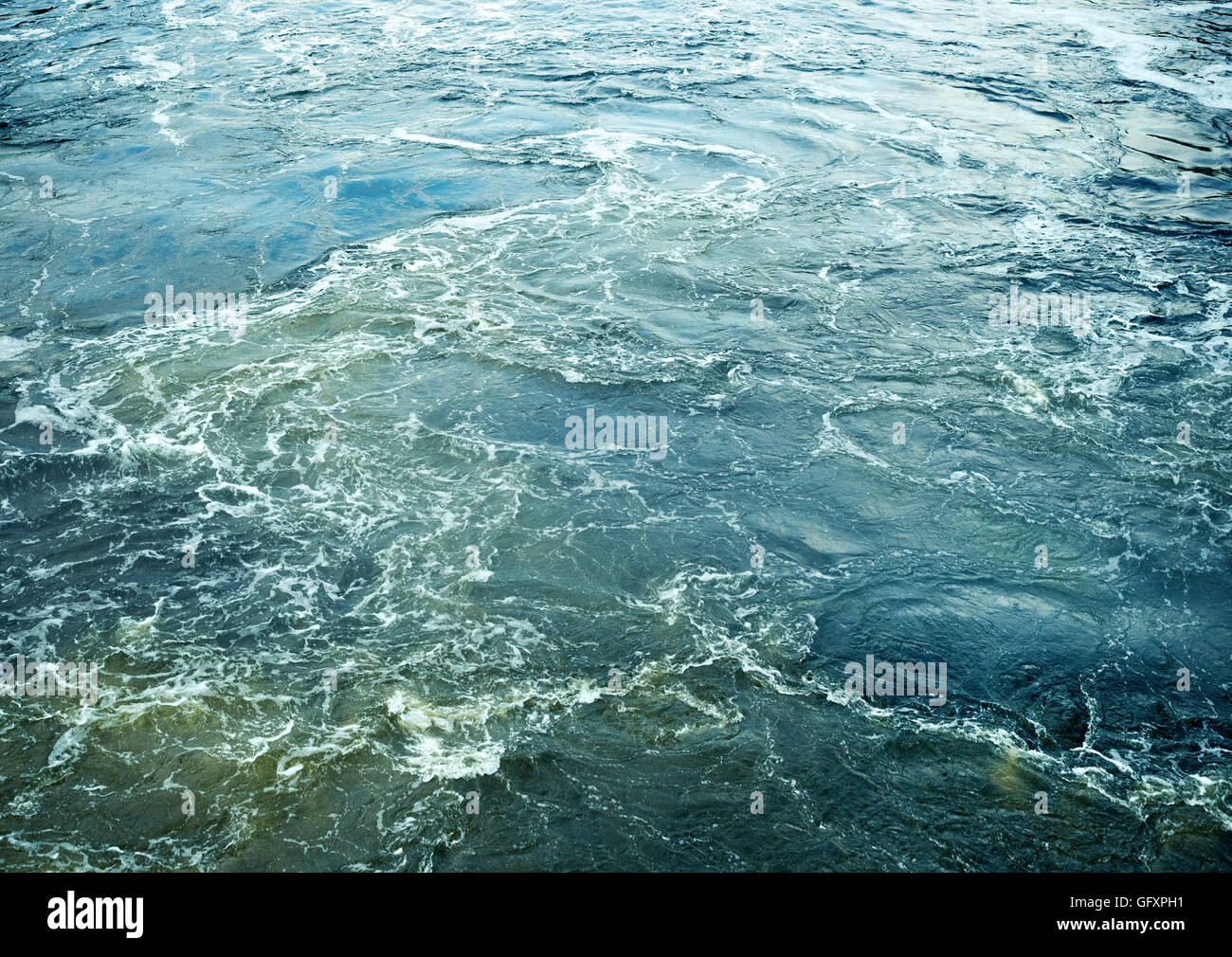 Welliges wildes wasser -Fotos und -Bildmaterial in hoher Auflösung – Alamy
