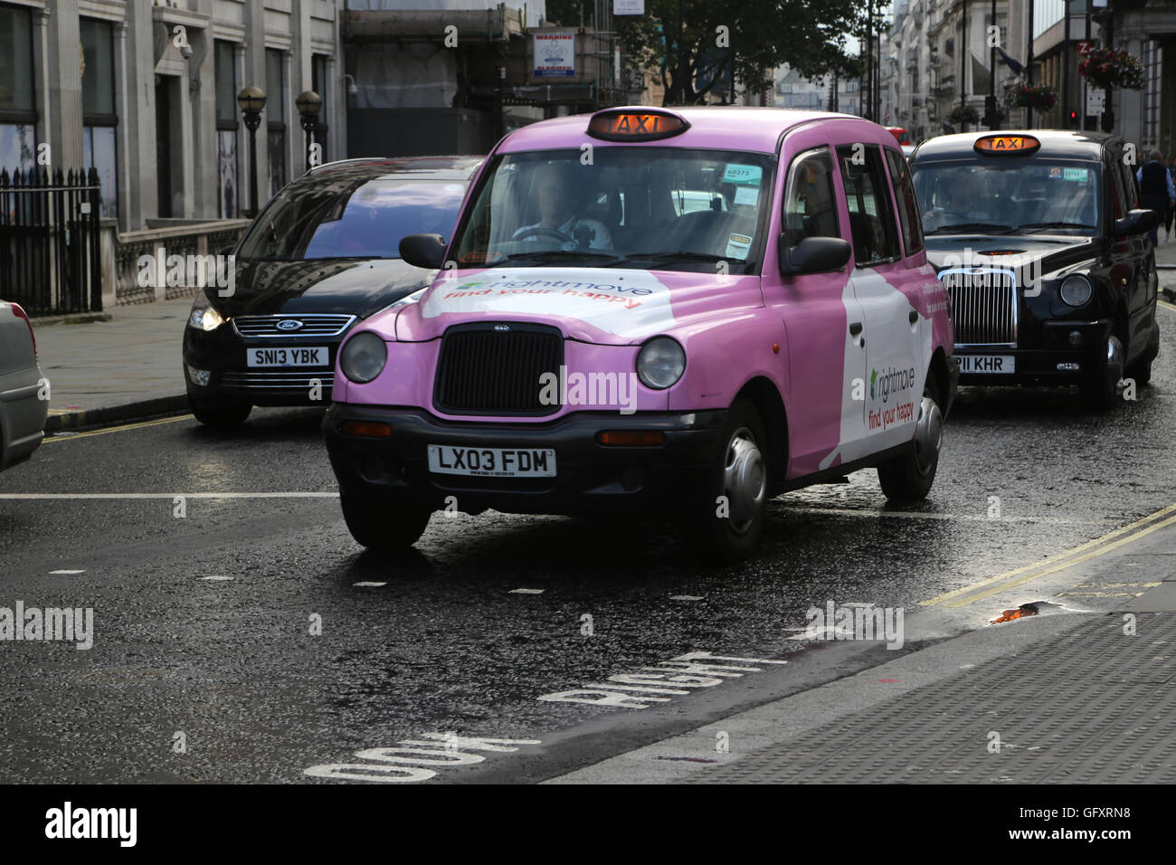 Pink taxi -Fotos und -Bildmaterial in hoher Auflösung – Alamy
