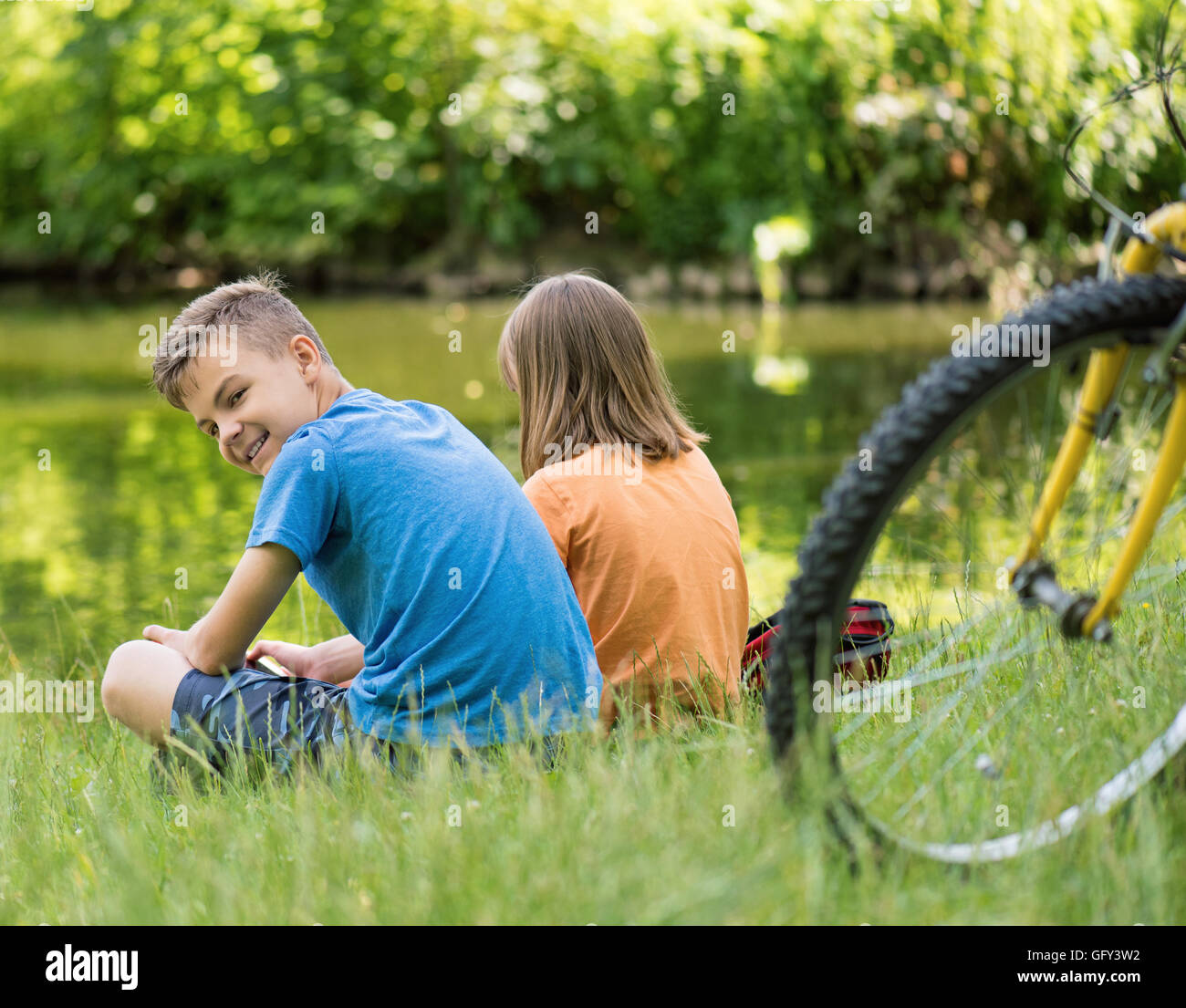 Teenager junge kind kid river -Fotos und -Bildmaterial in hoher ...