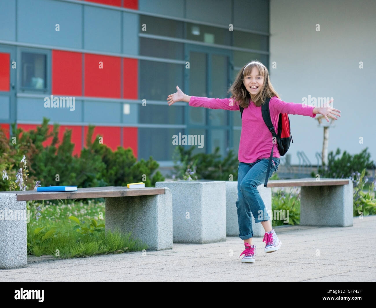Kind mit rucksack -Fotos und -Bildmaterial in hoher Auflösung – Alamy