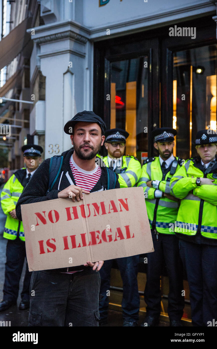 Ein schild vor einem byron restaurant -Fotos und -Bildmaterial in hoher ...