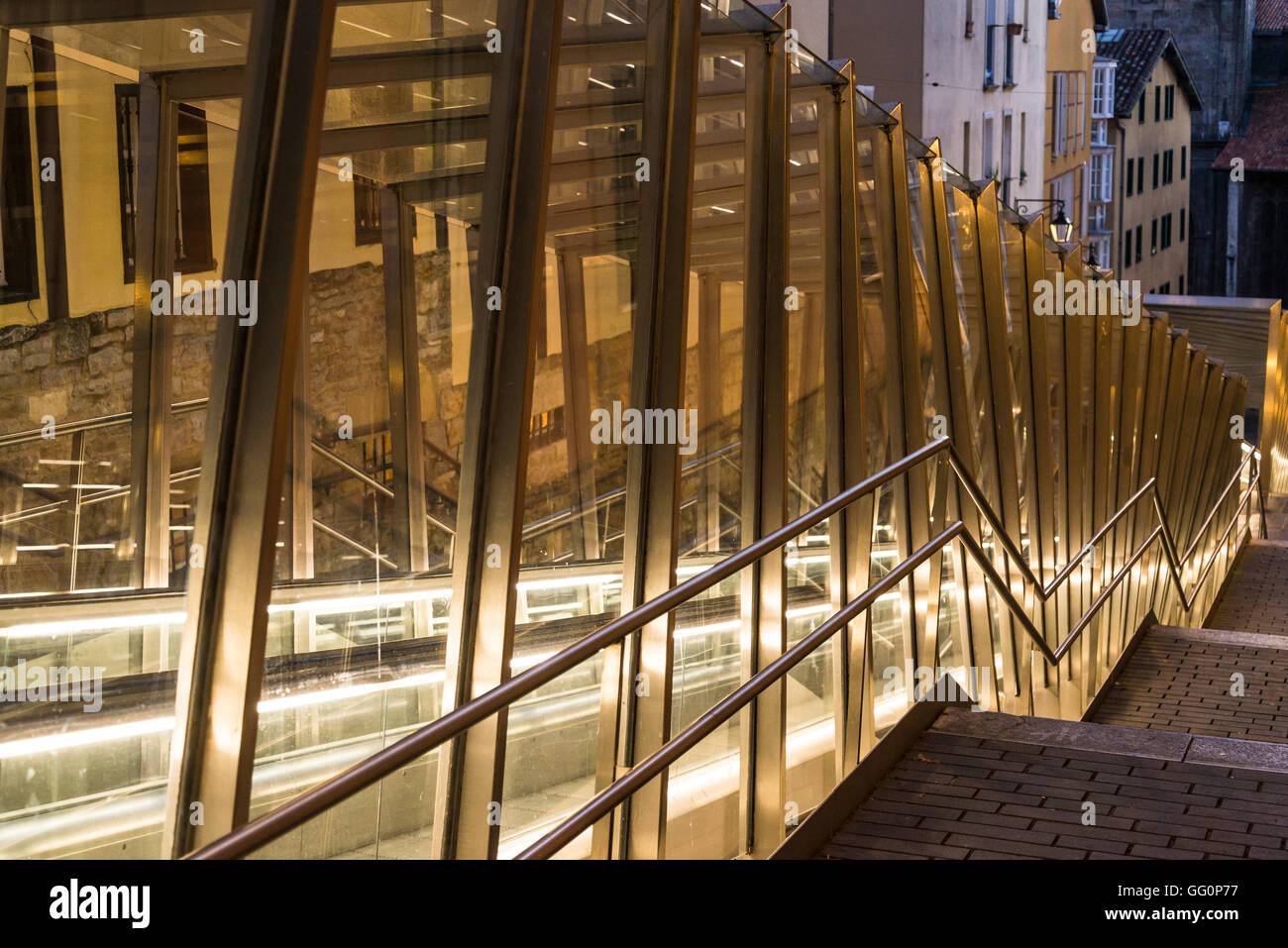 Moderne Rolltreppen im historischen Zentrum, Vitoria-Gasteiz ...
