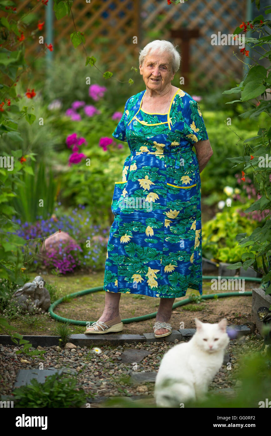 Stilvolle Nackte Oma Im Garten Fotos