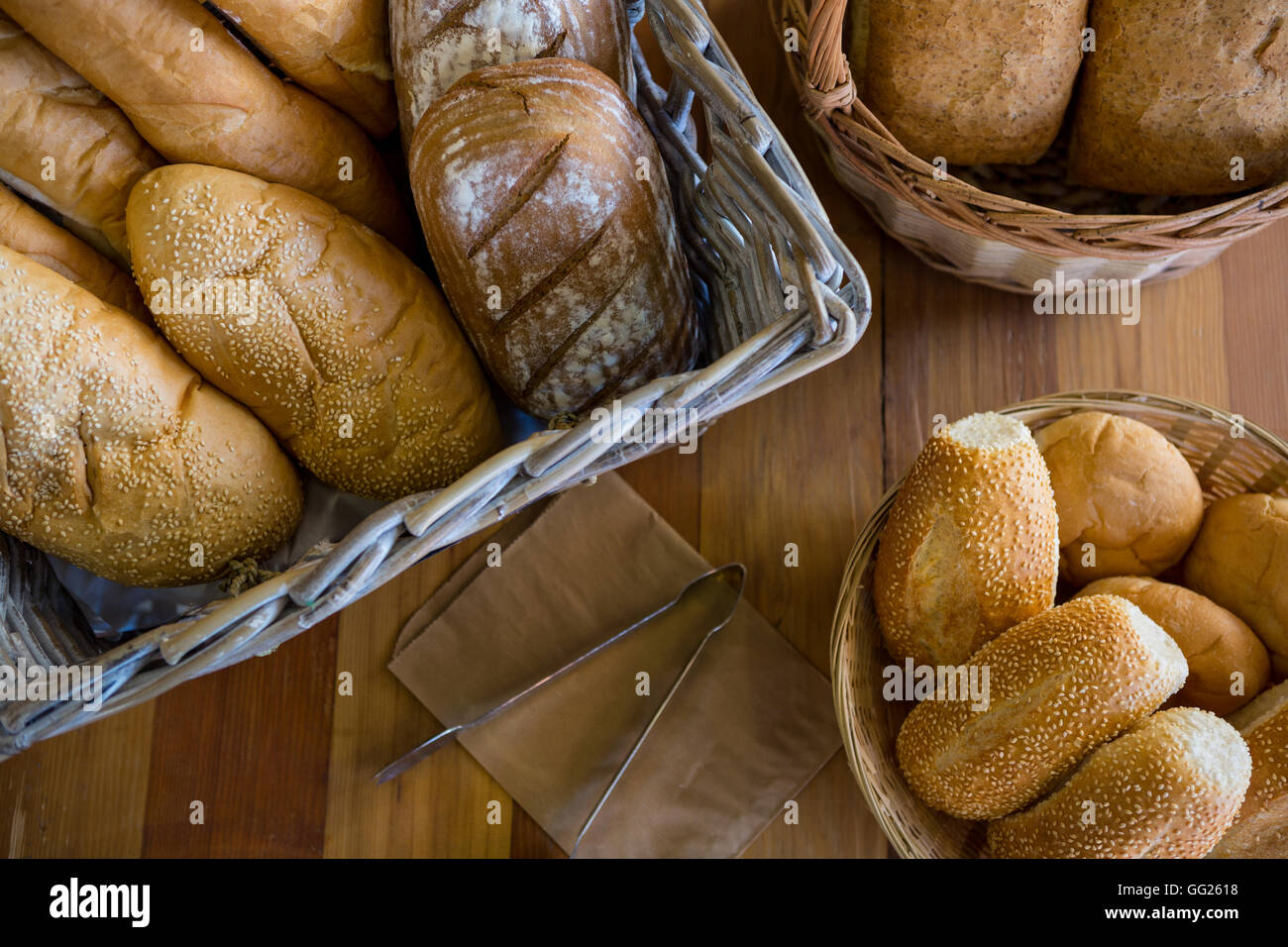 Nahaufnahme von verschiedenen Brotsorten an Display-Zähler ...