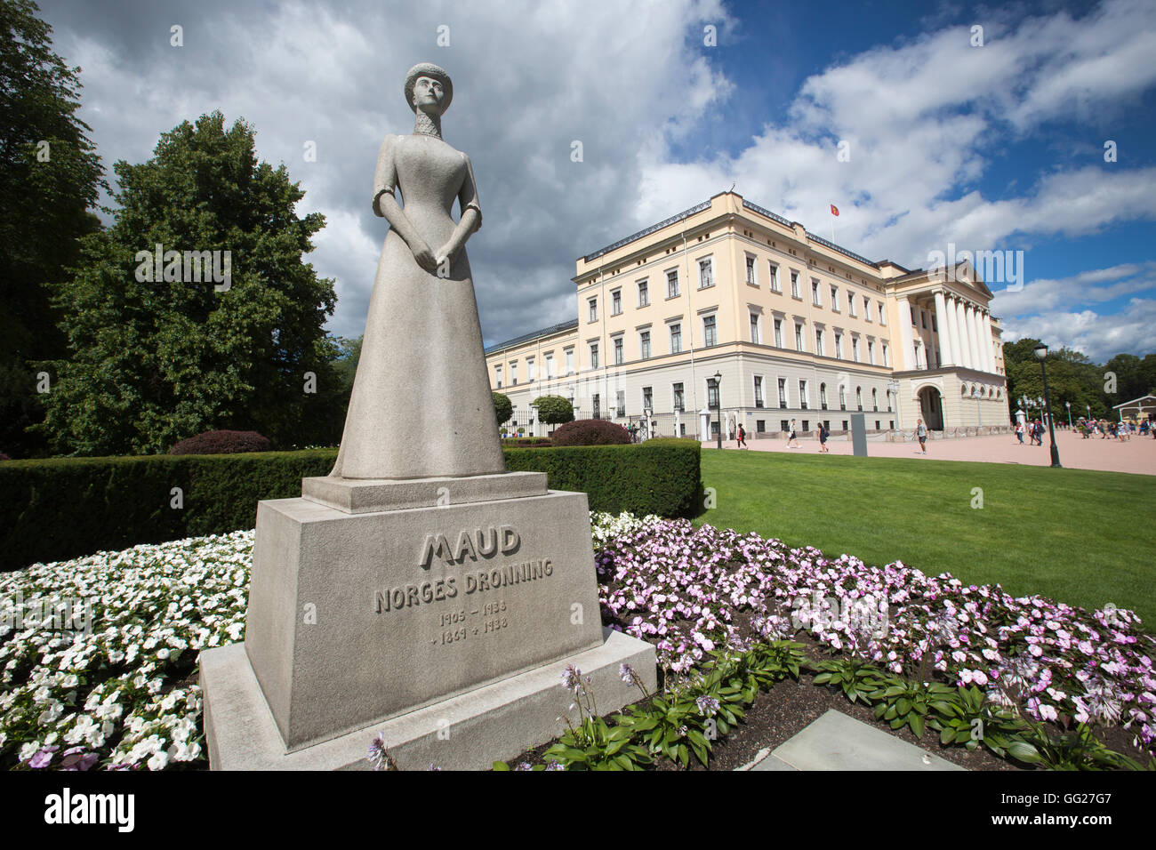 Statue der Königin Maud von Ada Madsen (1959) auf dem Gelände des ...