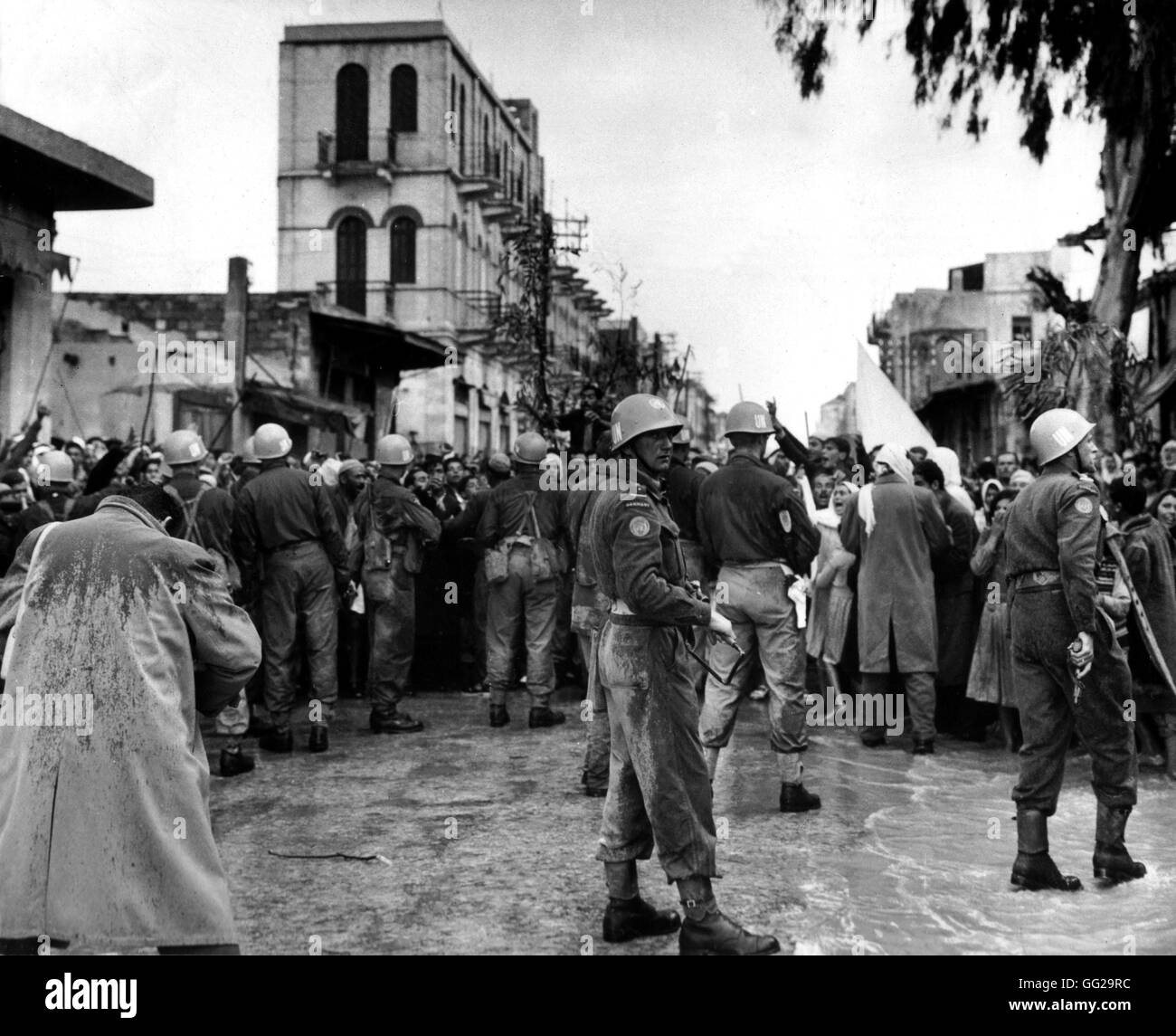 Soldaten des The United Nations Emergency Force halten Demonstranten im ...