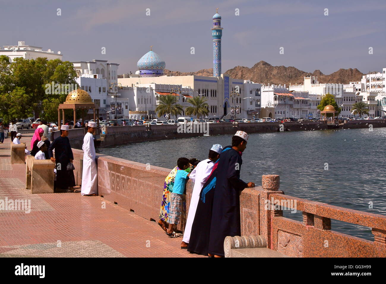 Muttrah Corniche in Maskat mit Oman jungen traditionell gekleidet ...