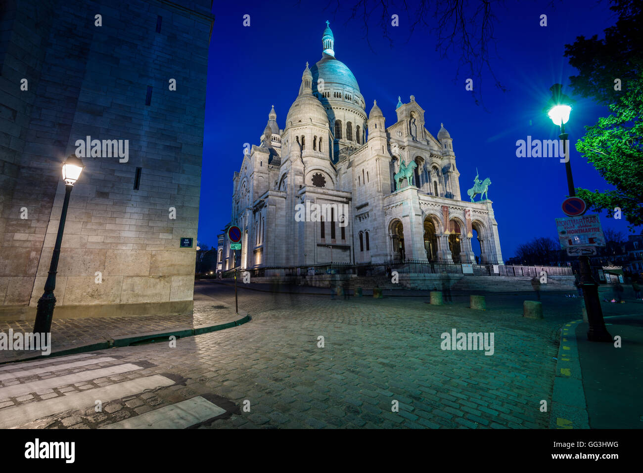 Die Basilika des Heiligen Herzen von Paris, die gemeinhin als Sacré ...