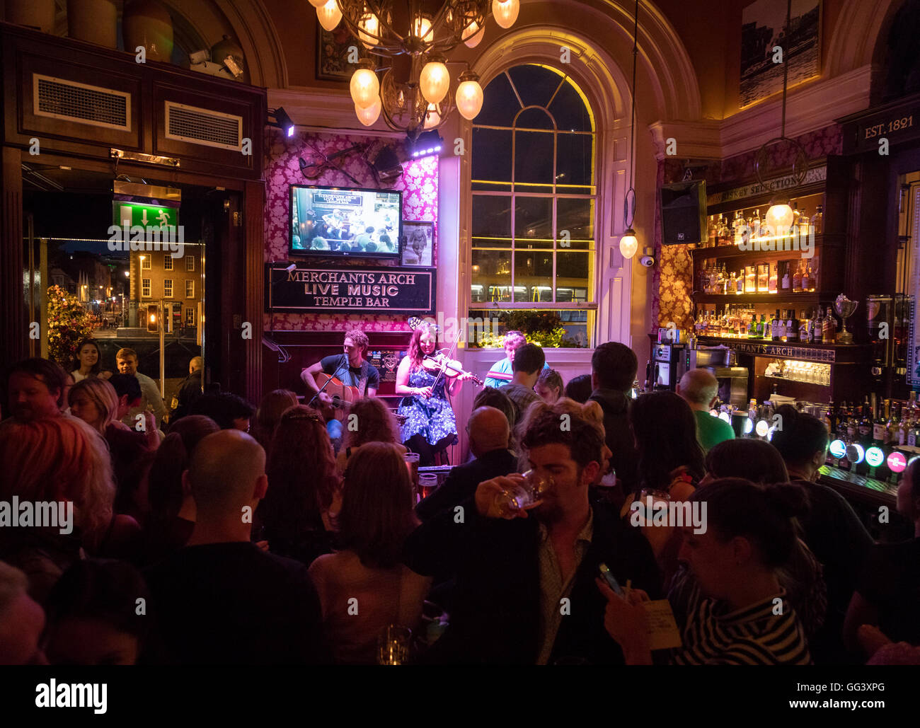 Innere des Merchants Arch Bar und Restaurant, IrelandTemple Bar, Temple ...