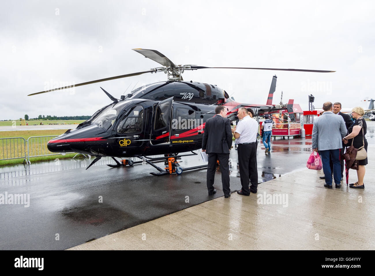 Ein leichter, zweimotoriger Hubschrauber von Bell Helicopter und Korea ...