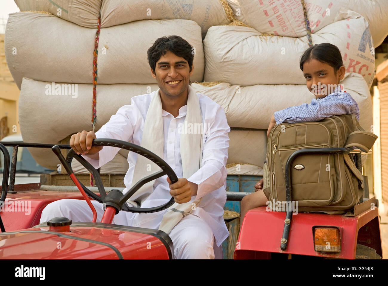 Indische familie auf traktor -Fotos und -Bildmaterial in hoher Auflösung – Alamy