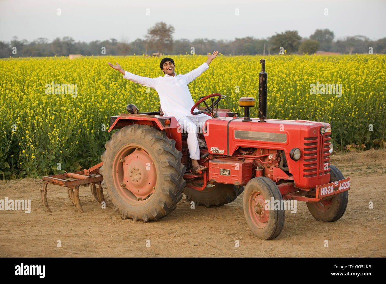 Ein Bauer auf seinem Traktor Stockfotografie - Alamy