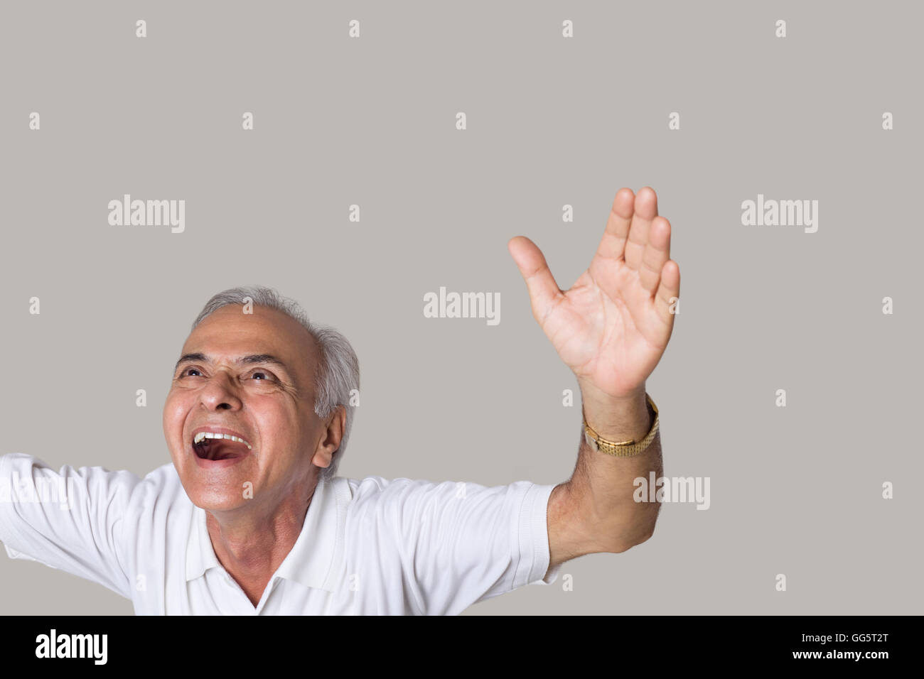Arme hoch erhoben -Fotos und -Bildmaterial in hoher Auflösung – Alamy