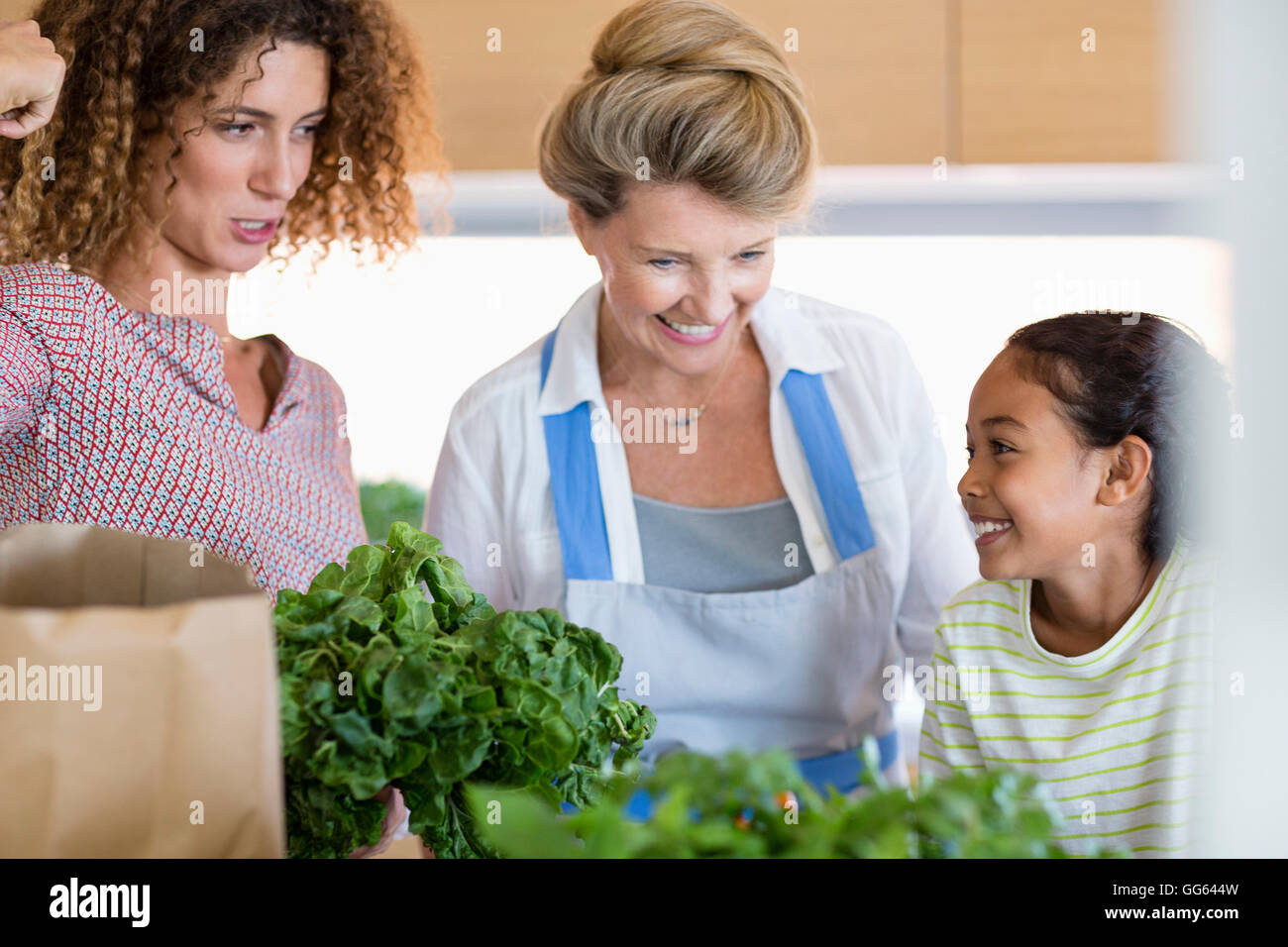 Familie kochen -Fotos und -Bildmaterial in hoher Auflösung – Alamy