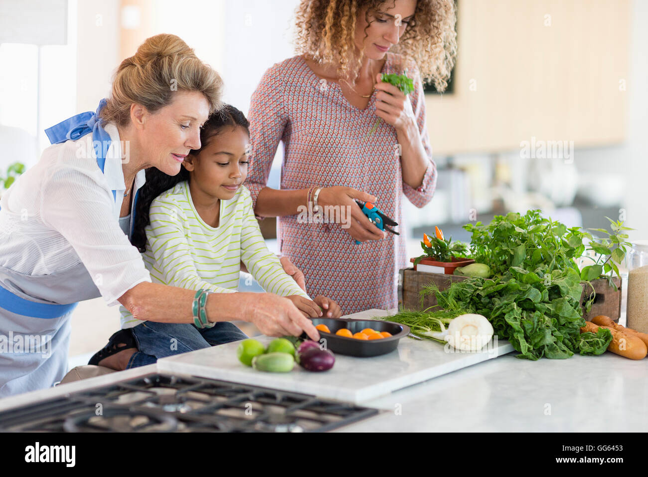 Familie kochen -Fotos und -Bildmaterial in hoher Auflösung – Alamy