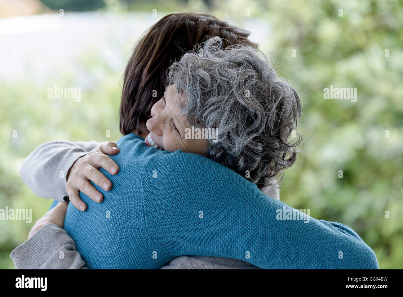 Liebender Sohn umarmt seine Mutter Stockfotografie - Alamy