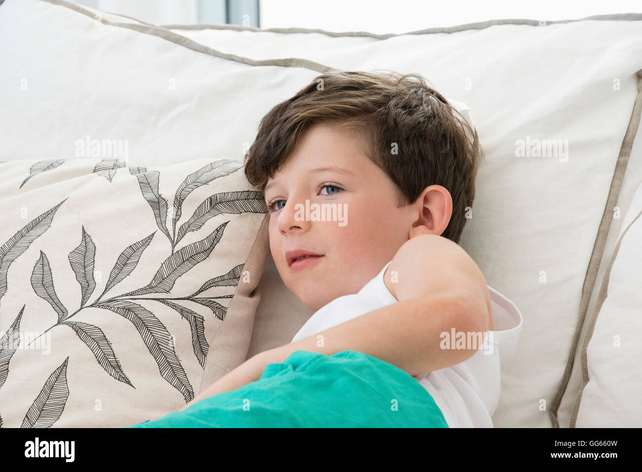 Junge liegt auf dem bett Stockfotos und -bilder Kaufen - Alamy