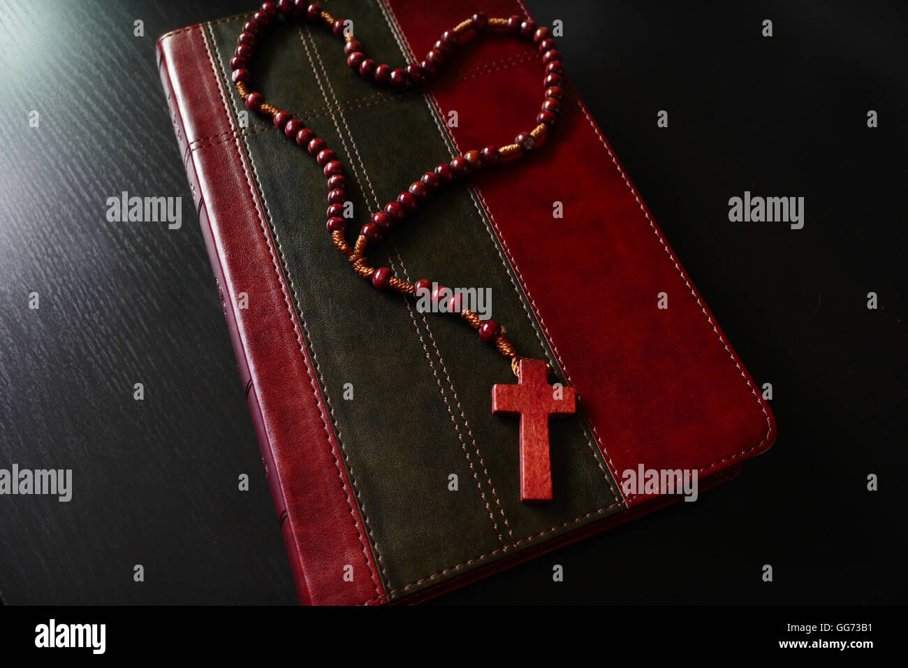 Kreuz auf bibel legen -Fotos und -Bildmaterial in hoher Auflösung – Alamy