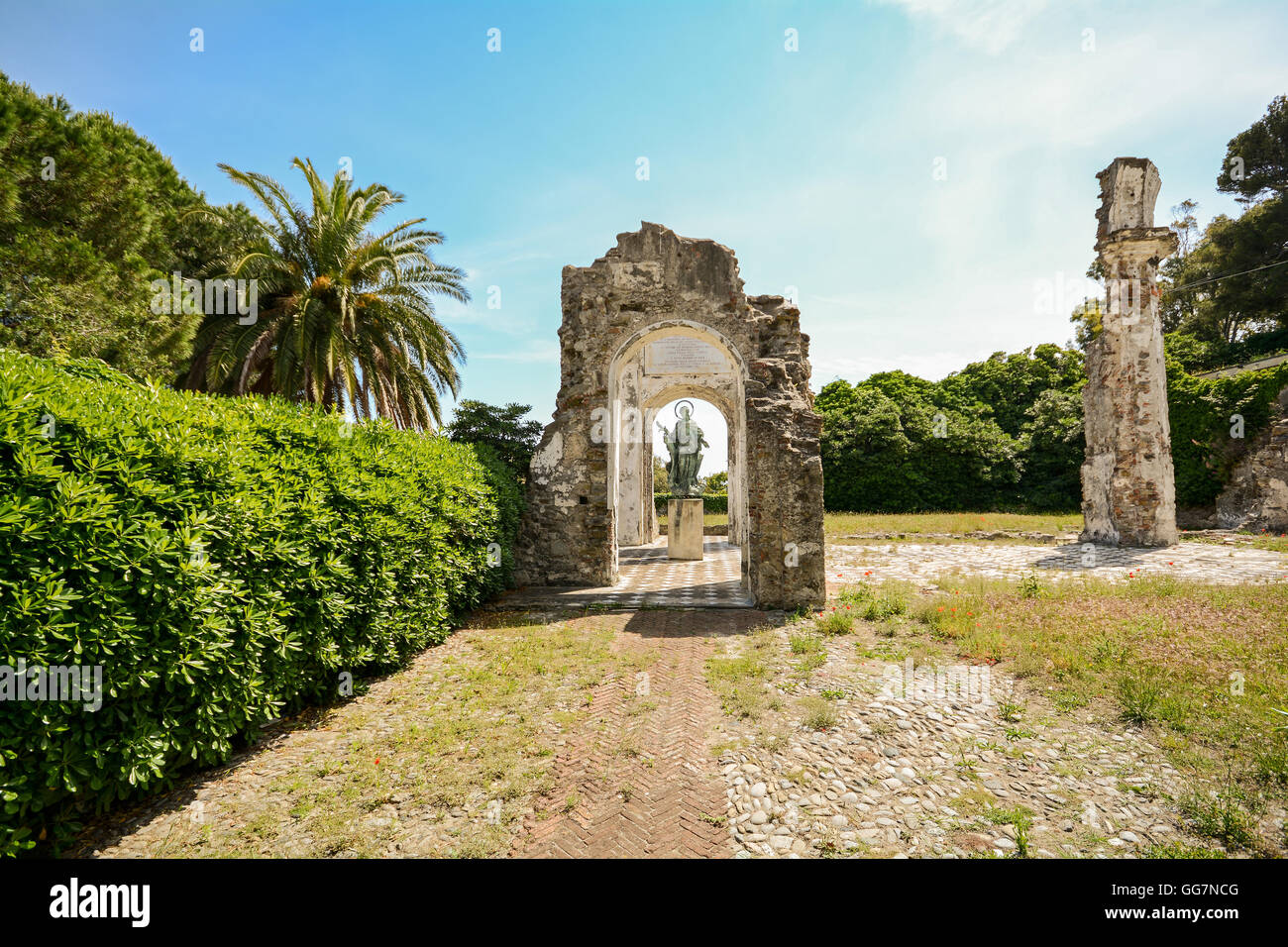 Alte römische Architektur - Ruinen von einem Torbogen in Sestri Levante ...
