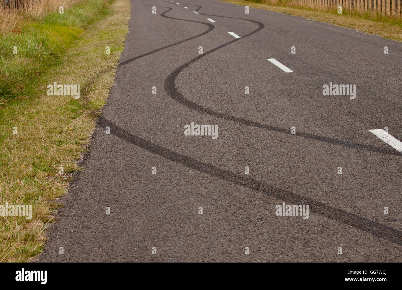 Reifen Bremsspuren auf der Straße Stockfotografie - Alamy