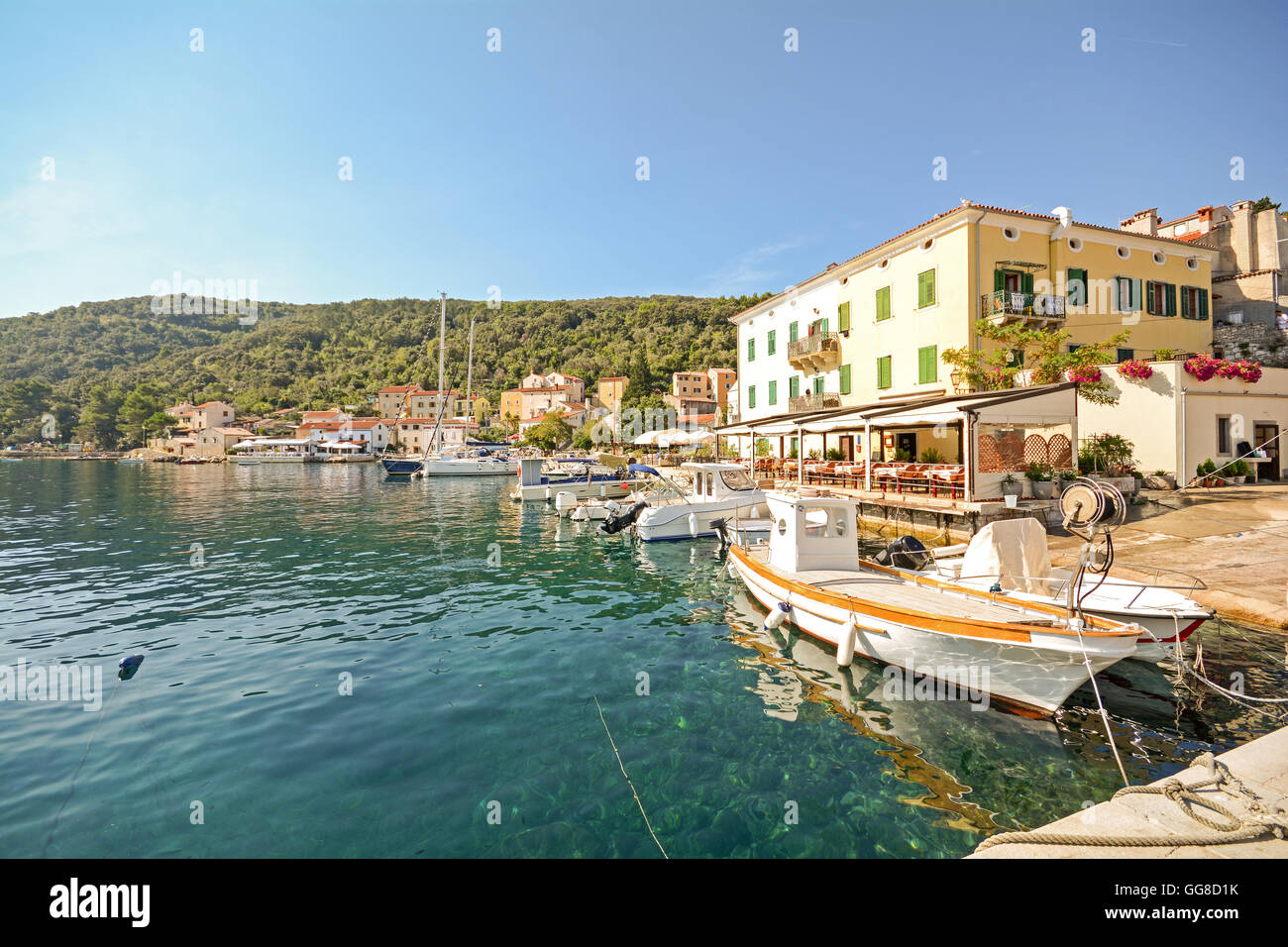 Insel Cres, Kroatien: Blick auf das Dorf Valun mit Hafen und Boote in ...