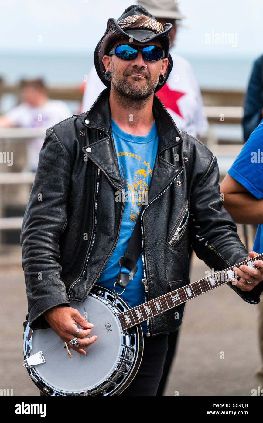 Male man playing banjo -Fotos und -Bildmaterial in hoher Auflösung – Alamy