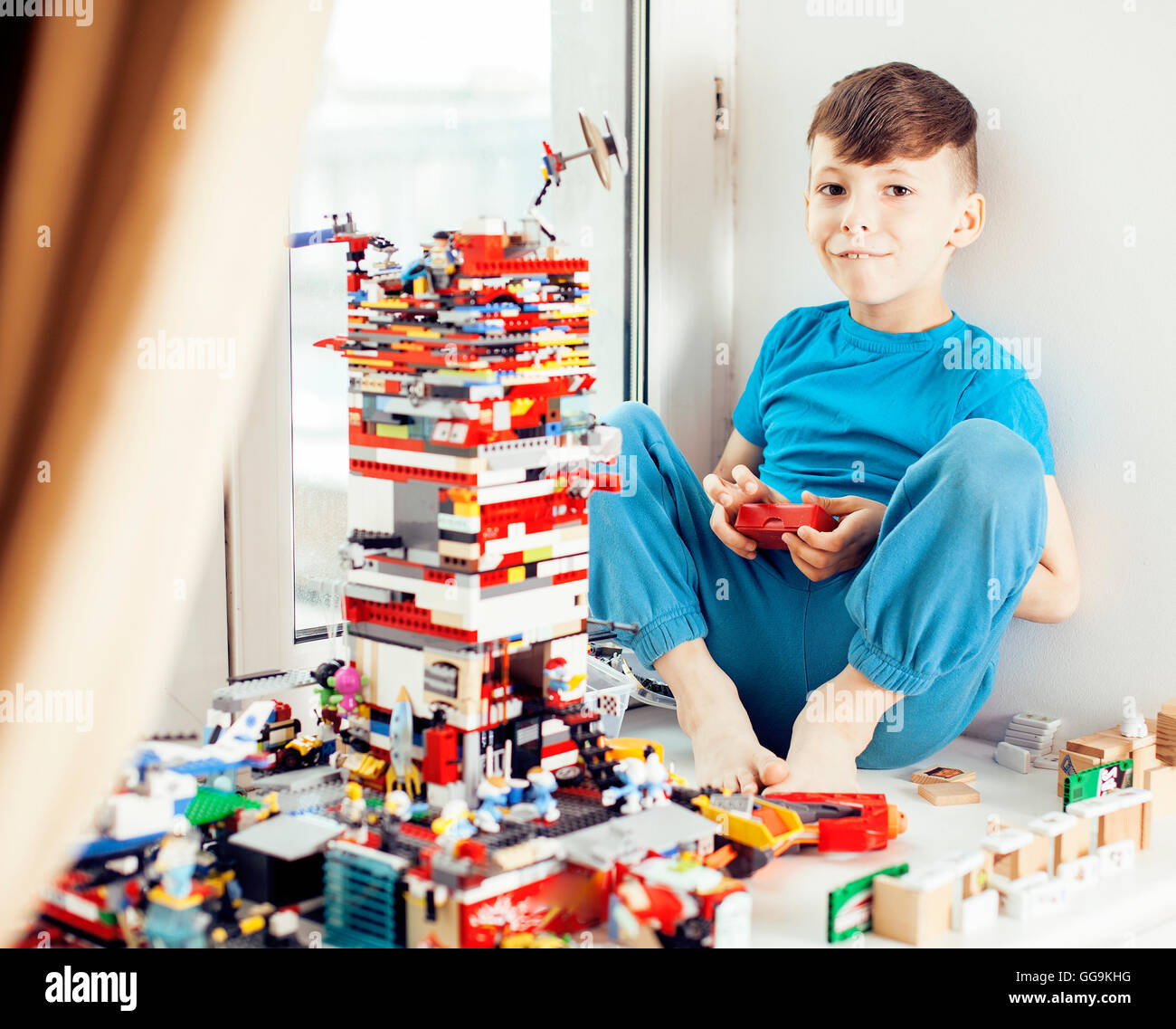 Junge kinder kinder spielen lego -Fotos und -Bildmaterial in hoher ...