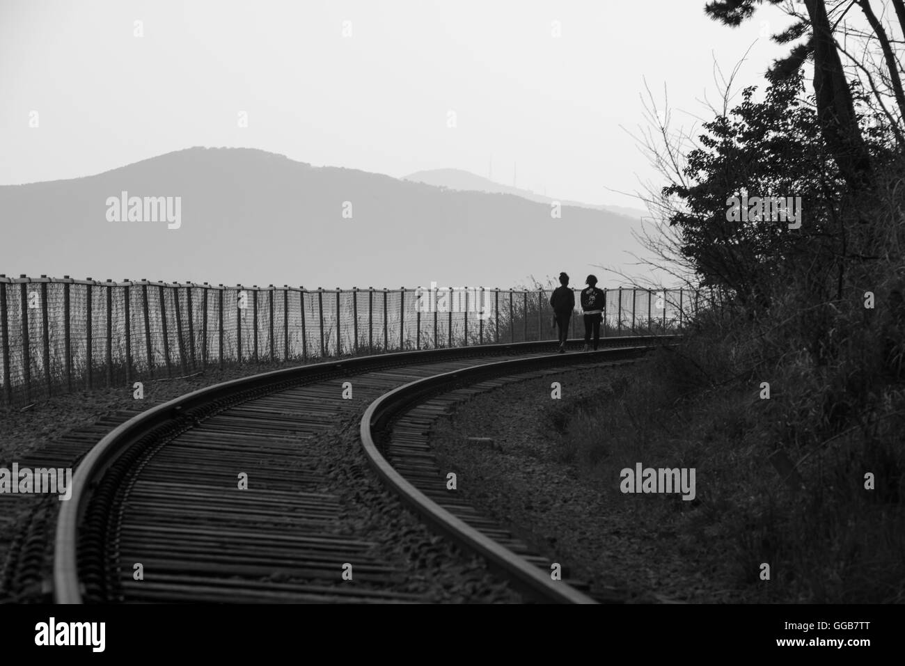 Zwei parallele gleise -Fotos und -Bildmaterial in hoher Auflösung – Alamy