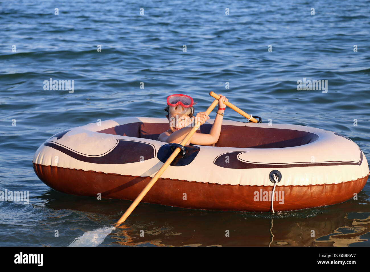Child rowing dinghy -Fotos und -Bildmaterial in hoher Auflösung – Alamy