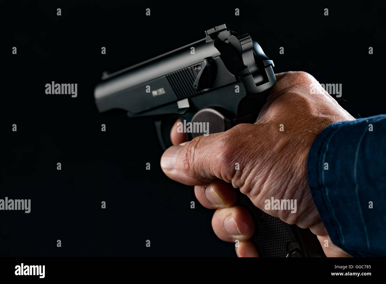Hand holding gun -Fotos und -Bildmaterial in hoher Auflösung – Alamy