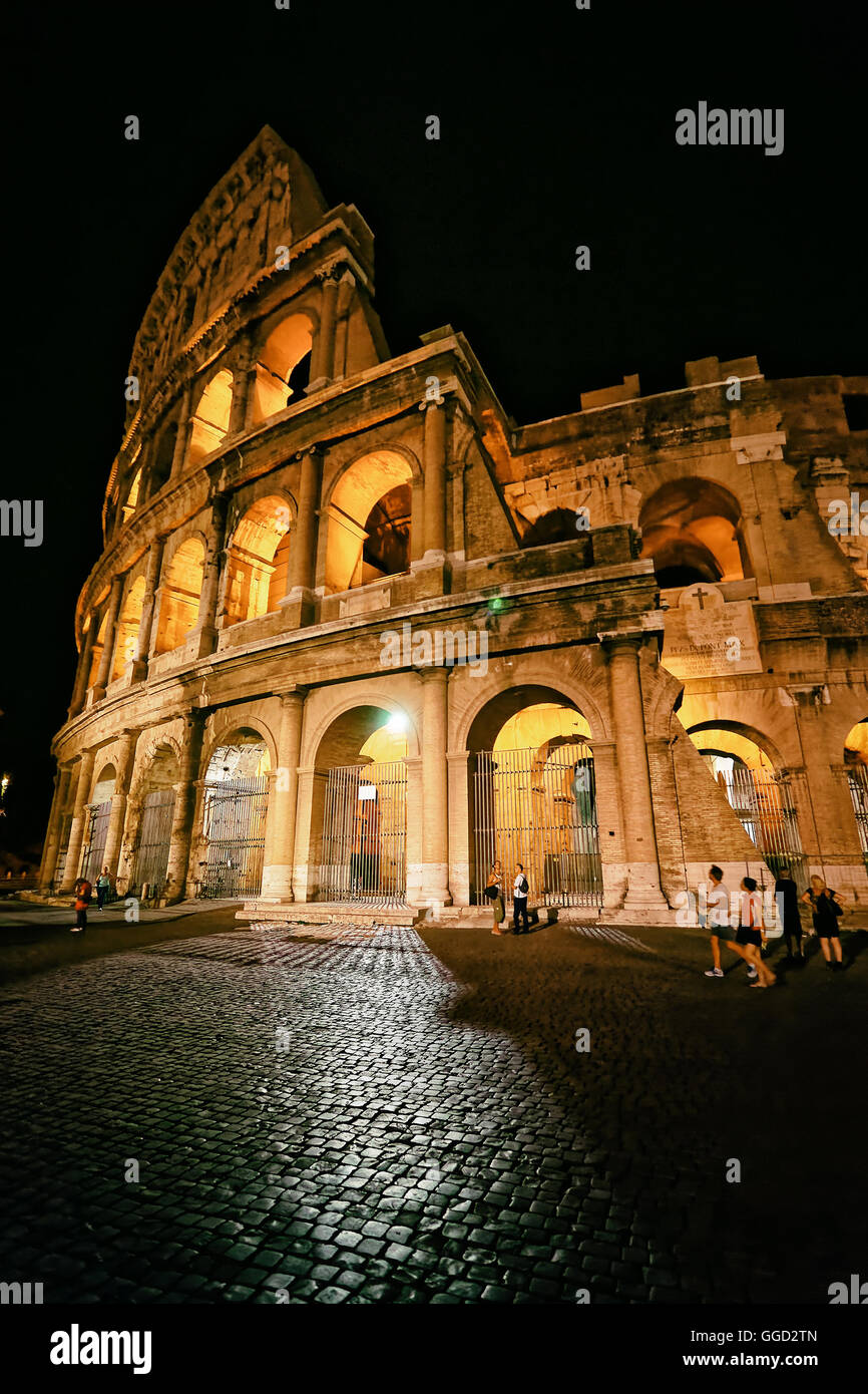 Kolosseum im Zentrum der Stadt von Rom in der Nacht. Kolosseum ist ein ...