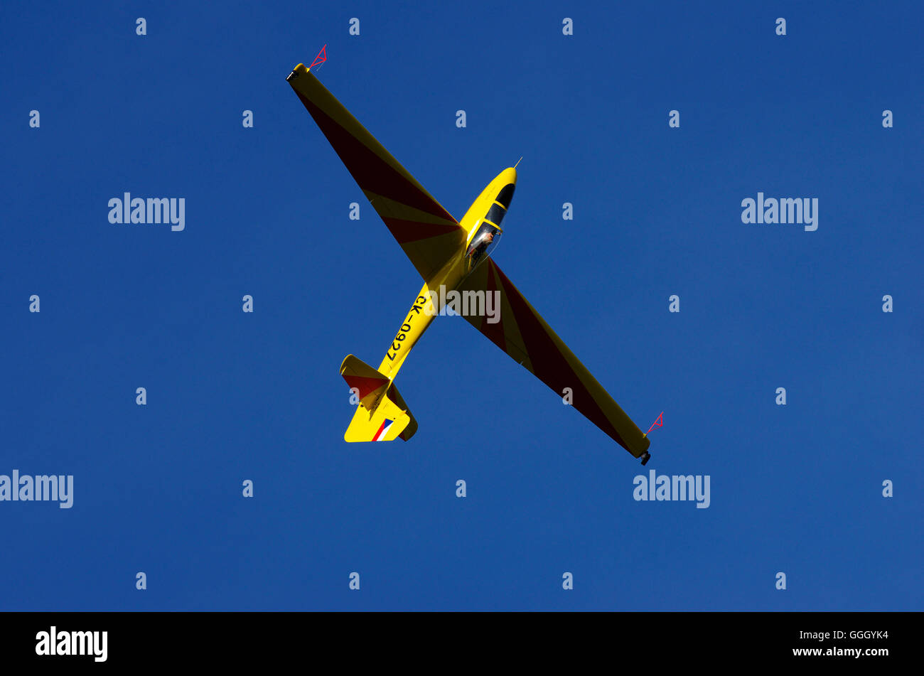 Flugzeug looping the loop -Fotos und -Bildmaterial in hoher Auflösung ...