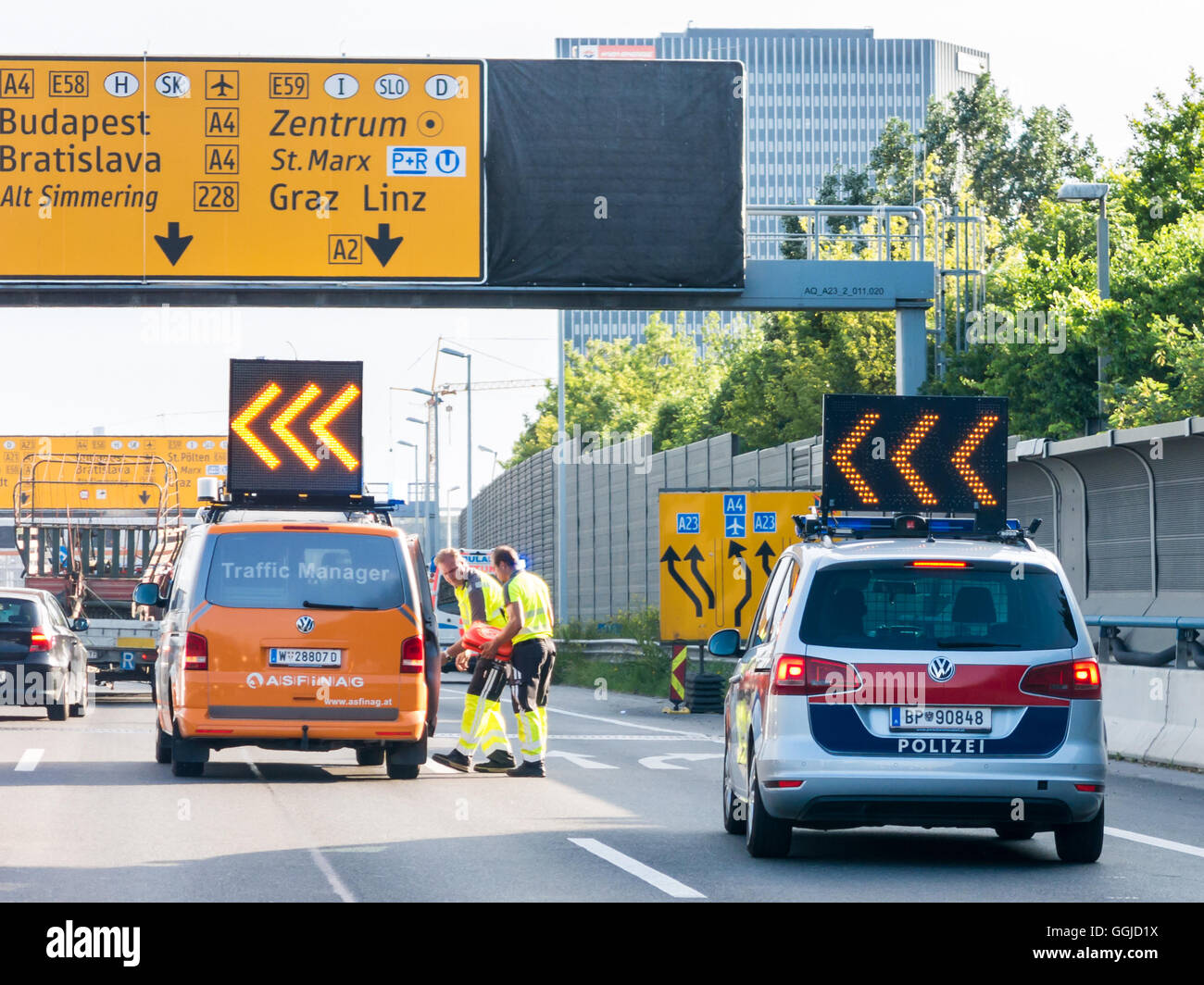Rettungsdienst Polizei und Traffic Manager nach Autounfall auf der ...