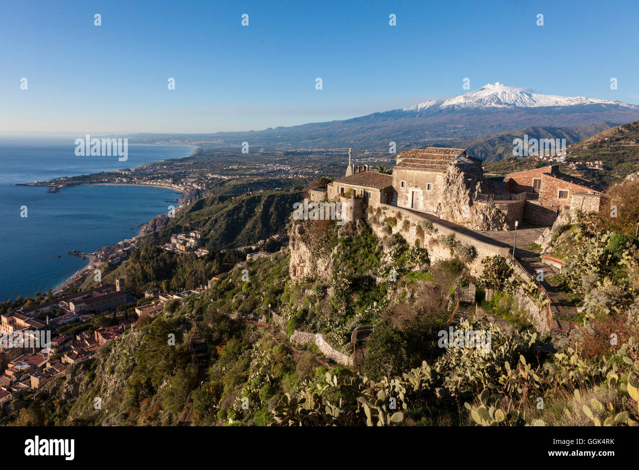 Kirche Santa Madonna della Rocca, den Ätna im Hintergrund, Taormina ...