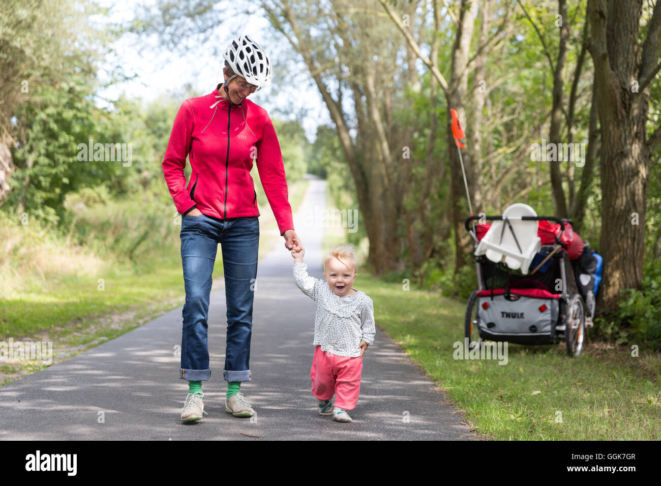 Hand in der hand -Fotos und -Bildmaterial in hoher Auflösung – Alamy