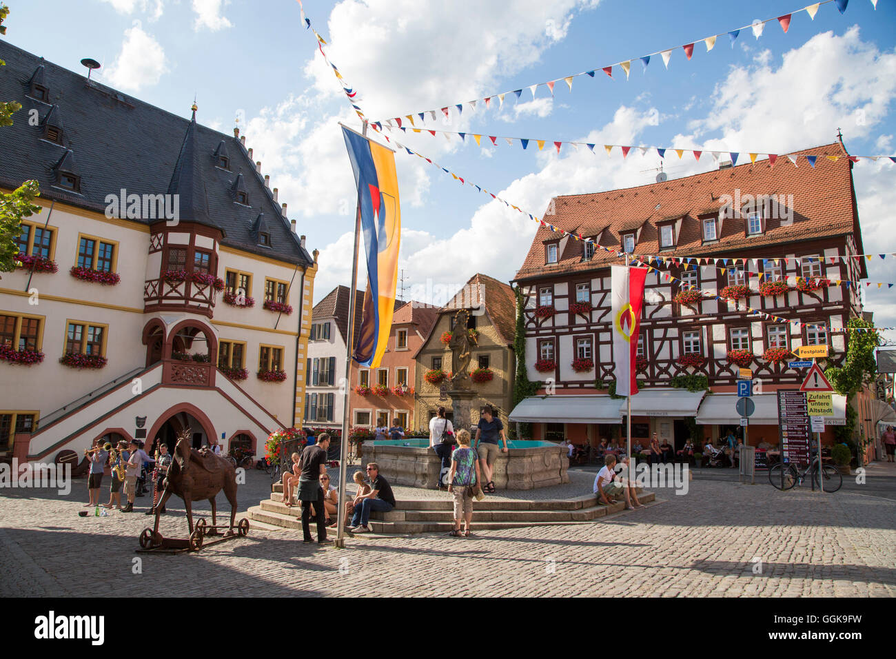 Straßenmusikanten und Brunnen auf dem Markt Platz, Volkach, Franken ...