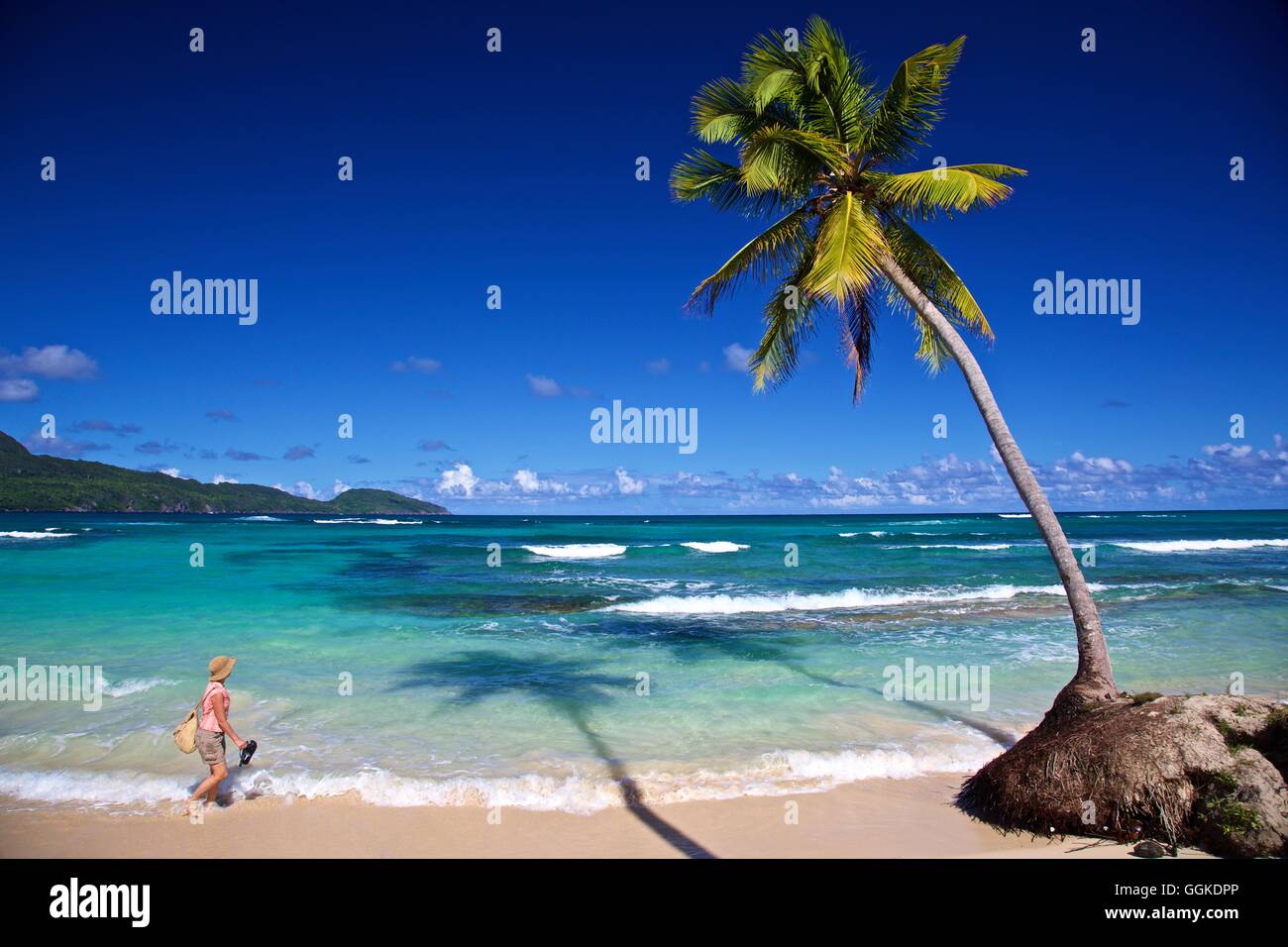 Touristen am Strand von Las Galeras auf der Halbinsel Samana ...